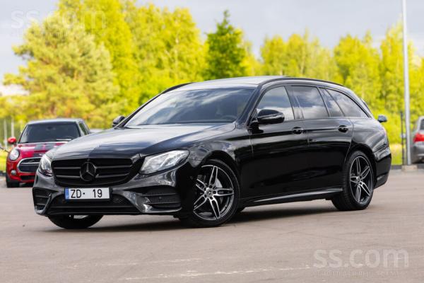 Black Mercedes-Benz E 220 2020 in Riga, with an engine capacity of 2.00 L and mileage of 224 thousand km for 16950 €, photo 3 on AUTOMOTO.COM.LV