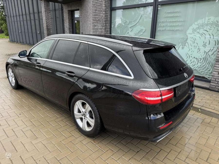 Black Mercedes-Benz E 220 2020 in Kaunas, with an engine capacity of 1.95 L and mileage of 202 thousand km for 10950 €, photo 6 on AUTOMOTO.COM.LV