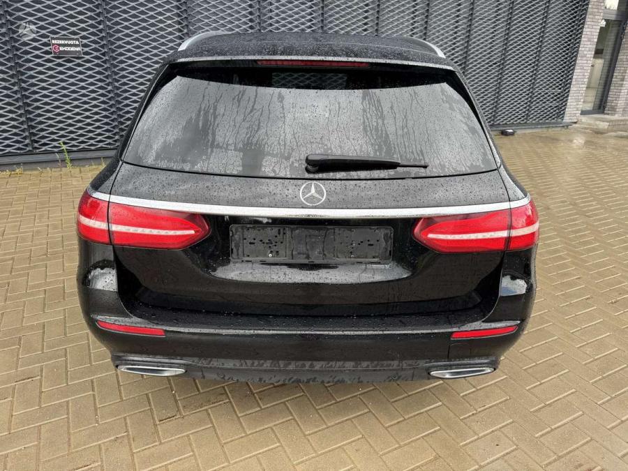 Black Mercedes-Benz E 220 2020 in Kaunas, with an engine capacity of 1.95 L and mileage of 202 thousand km for 10950 €, photo 11 on AUTOMOTO.COM.LV