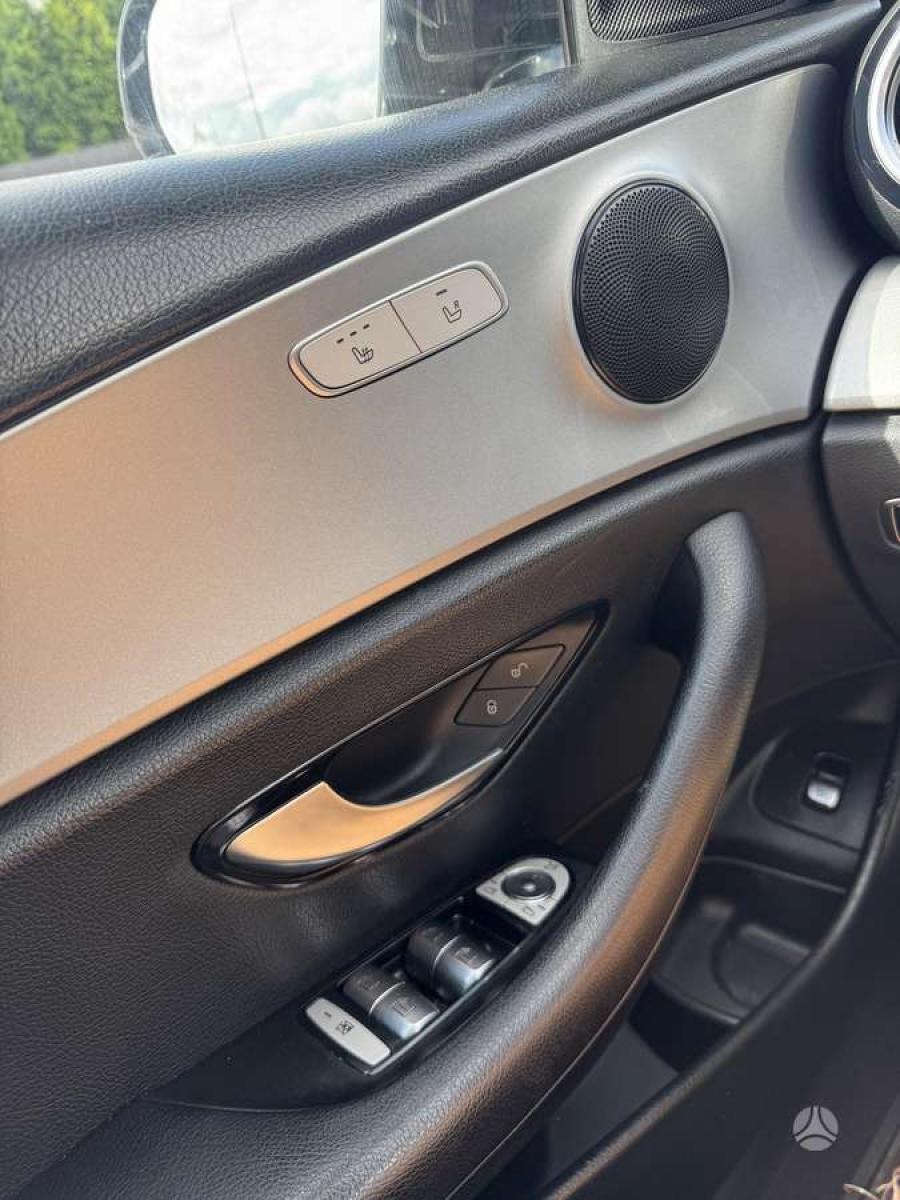 Black Mercedes-Benz E 220 2020 in Kaunas, with an engine capacity of 1.95 L and mileage of 202 thousand km for 10950 €, photo 17 on AUTOMOTO.COM.LV