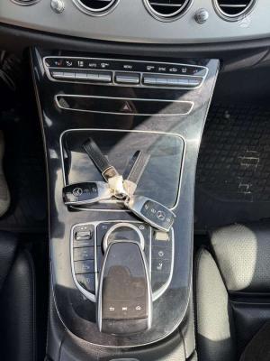 Black Mercedes-Benz E 220 2020 in Kaunas, with an engine capacity of 1.95 L and mileage of 202 thousand km for 10950 €, photo 18 on AUTOMOTO.COM.LV