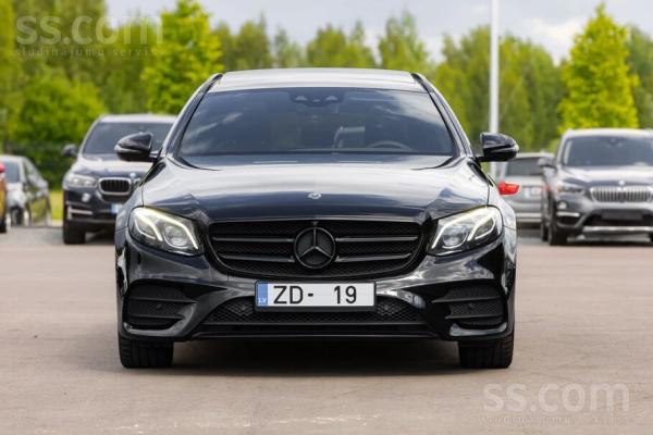 Melns Mercedes-Benz E 220 2020 Rīga, ar dzinēja tilpumu 2.00 L un nobraukumu 225 tūkst. km par 16990 €, foto 1 vietnē AUTOMOTO.COM.LV