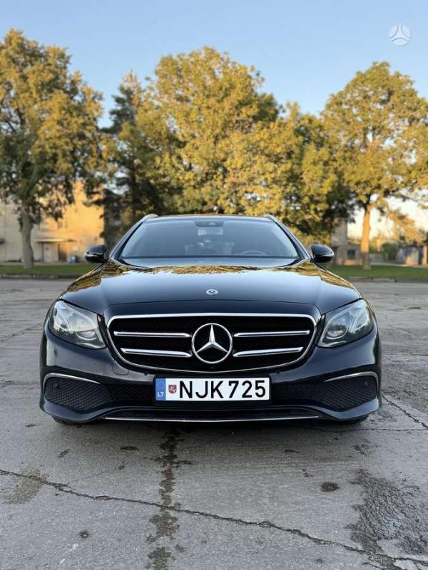 Black Mercedes-Benz E 220 2021 in Siauliai, with an engine capacity of 1.95 L and mileage of 290 thousand km for 18000 €, photo 1 on AUTOMOTO.COM.LV