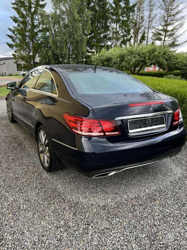 Синий Мерседес E 220 2014 в Каунас, объемом двигателя 2.14 л и пробегом 253 тыс. км за 5750 €, фото 1 на AUTOMOTO.COM.LV
