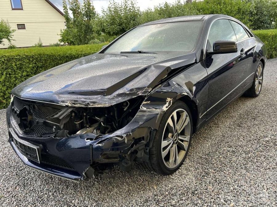Синий Мерседес E 220 2014 в Каунас, объемом двигателя 2.14 л и пробегом 253 тыс. км за 5750 €, фото 12 на AUTOMOTO.COM.LV