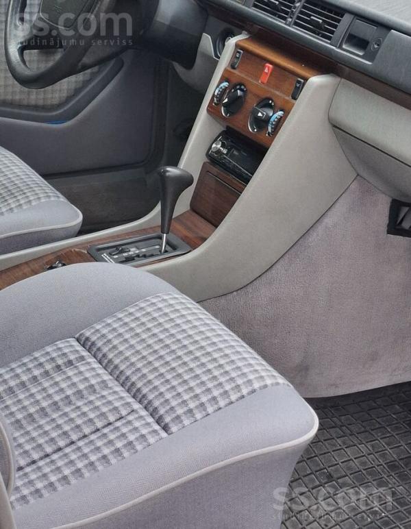 Blue Mercedes-Benz E 220 1994 in Riga, with an engine capacity of 2.20 L and mileage of 214 thousand km for 5900 €, photo 5 on AUTOMOTO.COM.LV