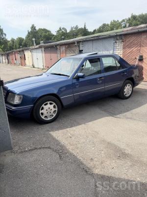 Синий Мерседес E 220 1994 в Елгава, объемом двигателя 2.00 л и пробегом 214 тыс. км за 4990 €, фото 3 на AUTOMOTO.COM.LV