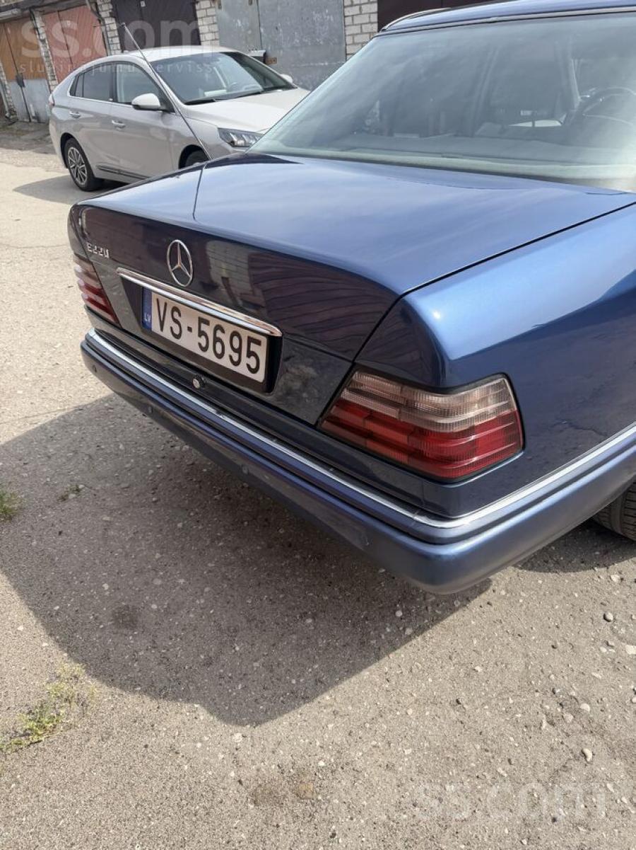 Синий Мерседес E 220 1994 в Елгава, объемом двигателя 2.00 л и пробегом 214 тыс. км за 4990 €, фото 5 на AUTOMOTO.COM.LV