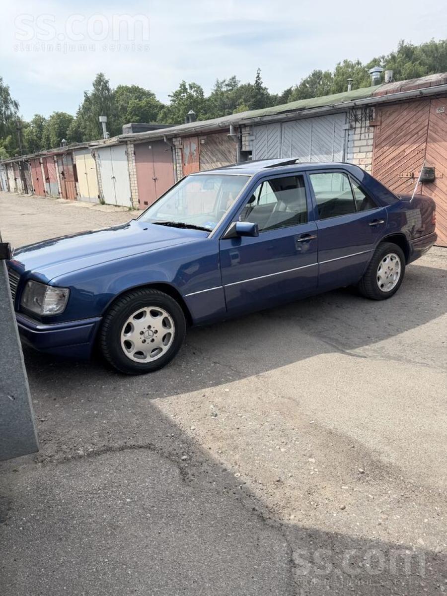 Blue Mercedes-Benz E 220 1994 in Jelgava, with an engine capacity of 2.20 L and mileage of 214 thousand km for 4990 €, photo 1 on AUTOMOTO.COM.LV