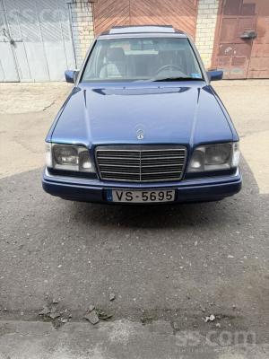 Blue Mercedes-Benz E 220 1994 in Jelgava, with an engine capacity of 2.20 L and mileage of 214 thousand km for 4990 €, photo 3 on AUTOMOTO.COM.LV