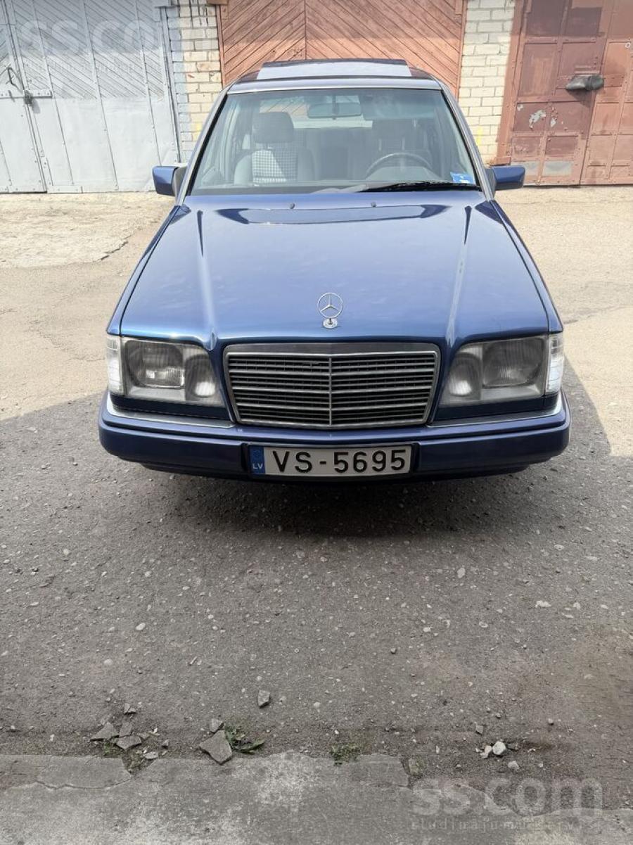 Blue Mercedes-Benz E 220 1994 in Jelgava, with an engine capacity of 2.20 L and mileage of 214 thousand km for 4990 €, photo 3 on AUTOMOTO.COM.LV