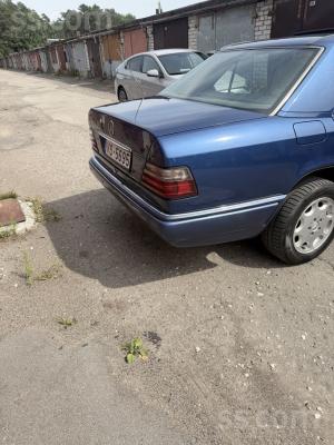 Blue Mercedes-Benz E 220 1994 in Jelgava, with an engine capacity of 2.20 L and mileage of 214 thousand km for 4990 €, photo 5 on AUTOMOTO.COM.LV