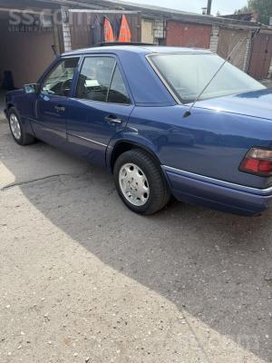 Blue Mercedes-Benz E 220 1994 in Jelgava, with an engine capacity of 2.20 L and mileage of 214 thousand km for 4990 €, photo 7 on AUTOMOTO.COM.LV