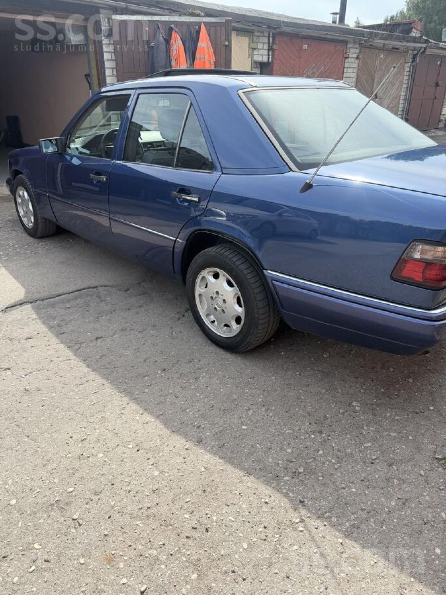 Blue Mercedes-Benz E 220 1994 in Jelgava, with an engine capacity of 2.20 L and mileage of 214 thousand km for 4990 €, photo 7 on AUTOMOTO.COM.LV