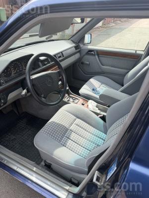 Blue Mercedes-Benz E 220 1994 in Jelgava, with an engine capacity of 2.20 L and mileage of 214 thousand km for 4990 €, photo 8 on AUTOMOTO.COM.LV