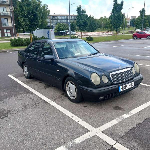 Синий Мерседес E 220 1996 в Вильнюс, объемом двигателя 2.16 л и пробегом 120 тыс. км за 700 €, фото 1 на AUTOMOTO.COM.LV