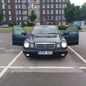 Синий Мерседес E 220 1996 в Вильнюс, объемом двигателя 2.16 л и пробегом 120 тыс. км за 700 €, фото 4 на AUTOMOTO.COM.LV