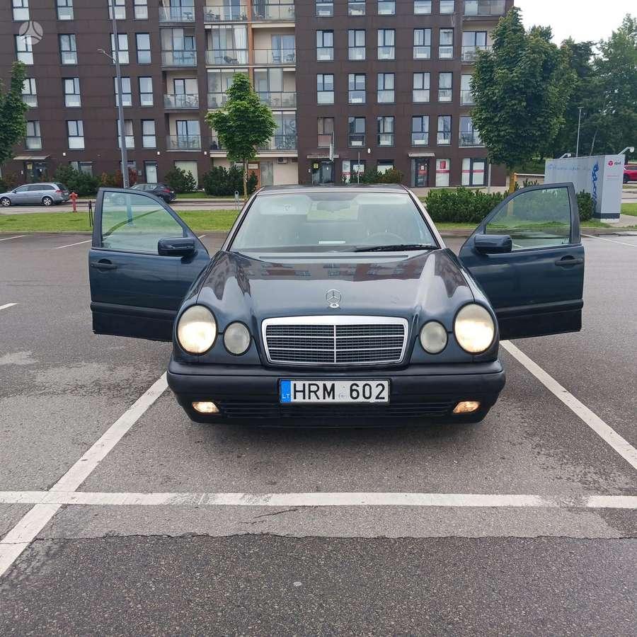 Синий Мерседес E 220 1996 в Вильнюс, объемом двигателя 2.16 л и пробегом 120 тыс. км за 700 €, фото 4 на AUTOMOTO.COM.LV