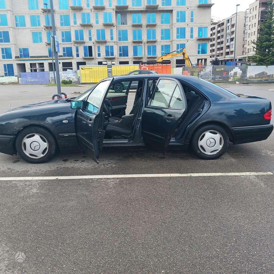 Синий Мерседес E 220 1996 в Вильнюс, объемом двигателя 2.16 л и пробегом 120 тыс. км за 700 €, фото 6 на AUTOMOTO.COM.LV