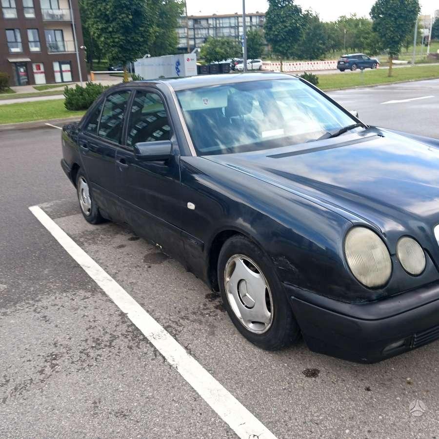 Синий Мерседес E 220 1996 в Вильнюс, объемом двигателя 2.16 л и пробегом 120 тыс. км за 700 €, фото 9 на AUTOMOTO.COM.LV
