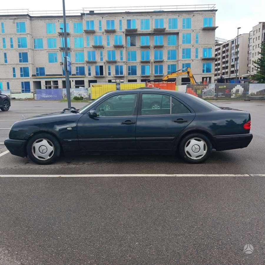 Синий Мерседес E 220 1996 в Вильнюс, объемом двигателя 2.16 л и пробегом 120 тыс. км за 700 €, фото 11 на AUTOMOTO.COM.LV