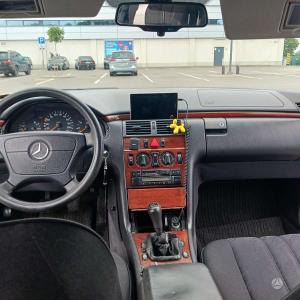 Синий Мерседес E 220 1996 в Вильнюс, объемом двигателя 2.16 л и пробегом 120 тыс. км за 700 €, фото 16 на AUTOMOTO.COM.LV
