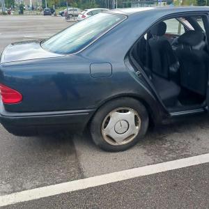 Синий Мерседес E 220 1996 в Вильнюс, объемом двигателя 2.16 л и пробегом 120 тыс. км за 700 €, фото 19 на AUTOMOTO.COM.LV
