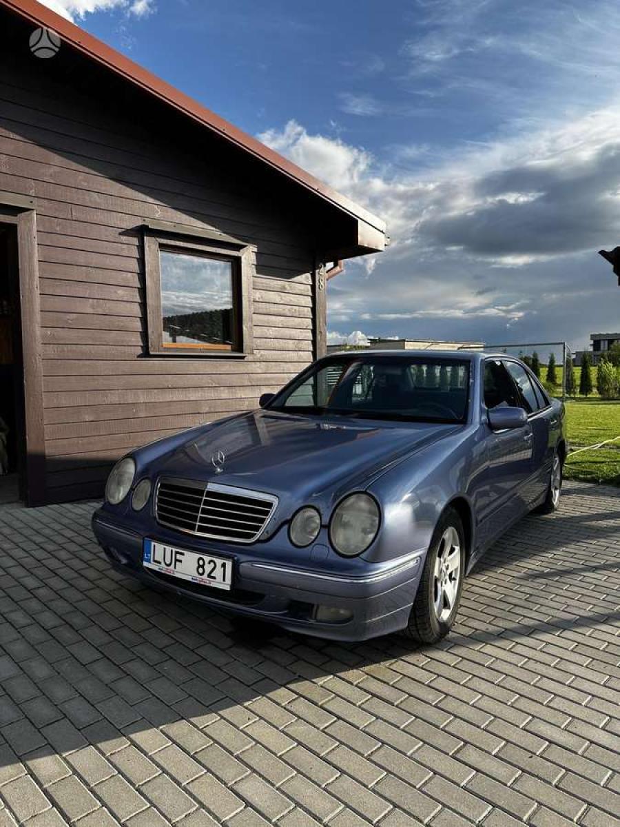 Синий Мерседес E 220 2000 в Мариямполе, объемом двигателя 2.15 л и пробегом 329 тыс. км за 2400 €, фото 3 на AUTOMOTO.COM.LV