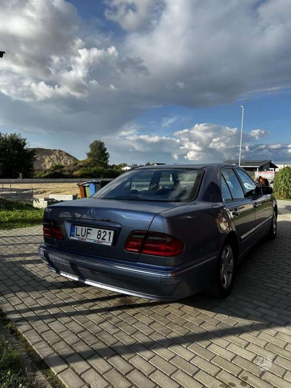 Zils Mercedes-Benz E 220 2000 Marijampole, ar dzinēja tilpumu 2.15 L un nobraukumu 329 tūkst. km par 2400 €, foto 3 vietnē AUTOMOTO.COM.LV