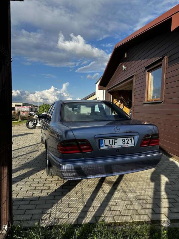 Zils Mercedes-Benz E 220 2000 Marijampole, ar dzinēja tilpumu 2.15 L un nobraukumu 329 tūkst. km par 2400 €, foto 4 vietnē AUTOMOTO.COM.LV