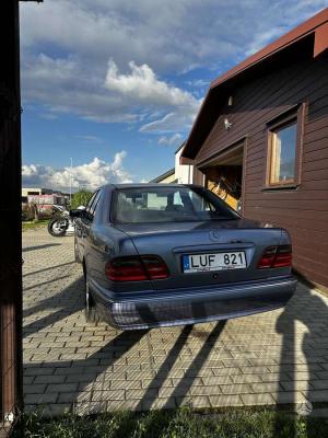Синий Мерседес E 220 2000 в Мариямполе, объемом двигателя 2.15 л и пробегом 329 тыс. км за 2400 €, фото 5 на AUTOMOTO.COM.LV