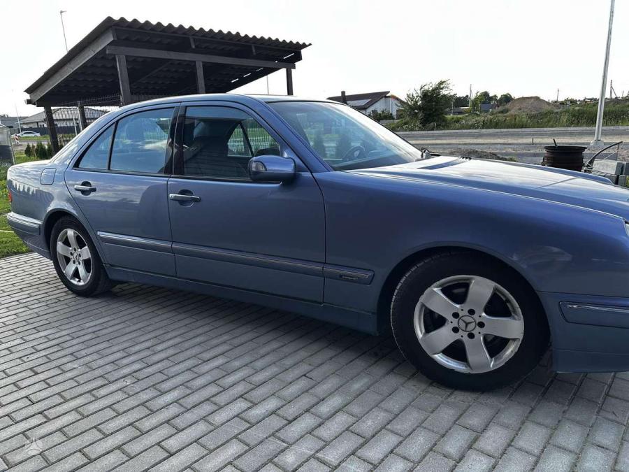 Синий Мерседес E 220 2000 в Мариямполе, объемом двигателя 2.15 л и пробегом 329 тыс. км за 2400 €, фото 9 на AUTOMOTO.COM.LV