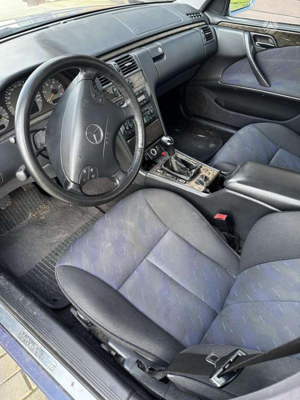 Zils Mercedes-Benz E 220 2000 Marijampole, ar dzinēja tilpumu 2.15 L un nobraukumu 329 tūkst. km par 2400 €, foto 9 vietnē AUTOMOTO.COM.LV