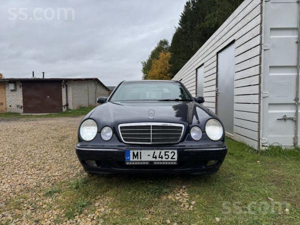 Zils Mercedes-Benz E 220 2000 Rīga, ar dzinēja tilpumu 2.20 L un nobraukumu 270 tūkst. km par 800 €, foto 1 vietnē AUTOMOTO.COM.LV