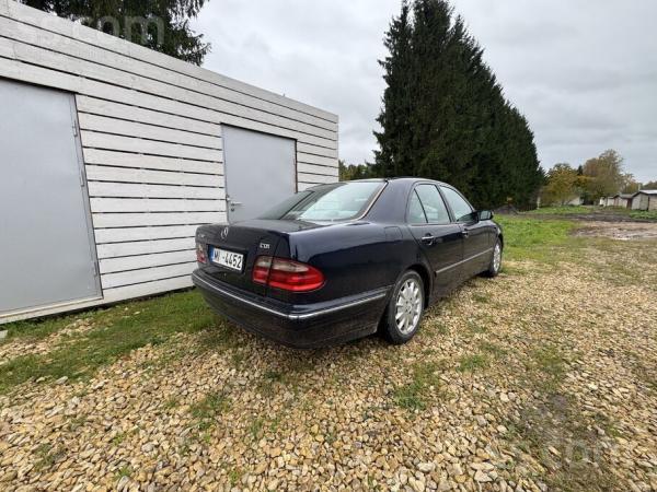 Zils Mercedes-Benz E 220 2000 Rīga, ar dzinēja tilpumu 2.20 L un nobraukumu 270 tūkst. km par 800 €, foto 5 vietnē AUTOMOTO.COM.LV
