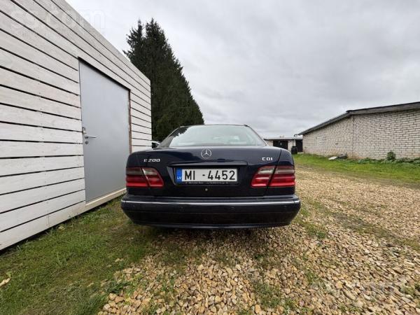 Zils Mercedes-Benz E 220 2000 Rīga, ar dzinēja tilpumu 2.20 L un nobraukumu 270 tūkst. km par 800 €, foto 6 vietnē AUTOMOTO.COM.LV