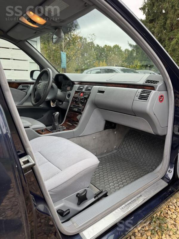 Zils Mercedes-Benz E 220 2000 Rīga, ar dzinēja tilpumu 2.20 L un nobraukumu 270 tūkst. km par 800 €, foto 8 vietnē AUTOMOTO.COM.LV