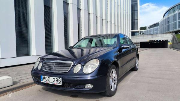 Синий Мерседес E 220 2002 в Вильнюс, объемом двигателя 2.15 л и пробегом 299 тыс. км за 1850 €, фото 2 на AUTOMOTO.COM.LV