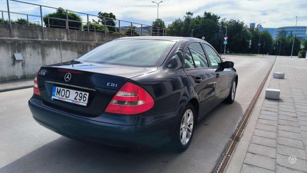 Синий Мерседес E 220 2002 в Вильнюс, объемом двигателя 2.15 л и пробегом 299 тыс. км за 1850 €, фото 4 на AUTOMOTO.COM.LV