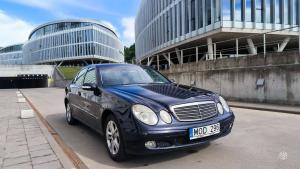 Zils Mercedes-Benz E 220 2002 Viļņa, ar dzinēja tilpumu 2.15 L un nobraukumu 299 tūkst. km par 1850 €, foto  vietnē AUTOMOTO.COM.LV