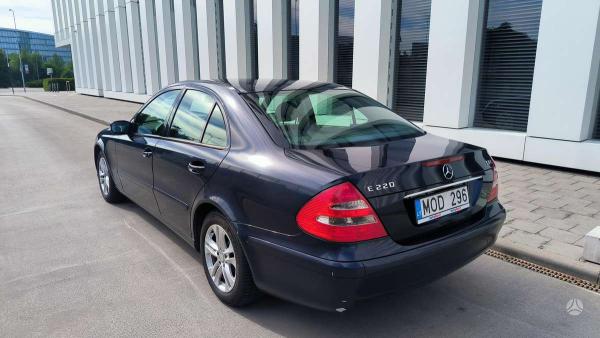 Blue Mercedes-Benz E 220 2002 in Vilnius, with an engine capacity of 2.15 L and mileage of 299 thousand km for 1850 €, photo 3 on AUTOMOTO.COM.LV