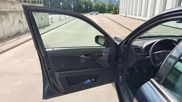 Blue Mercedes-Benz E 220 2002 in Vilnius, with an engine capacity of 2.15 L and mileage of 299 thousand km for 1850 €, photo 7 on AUTOMOTO.COM.LV