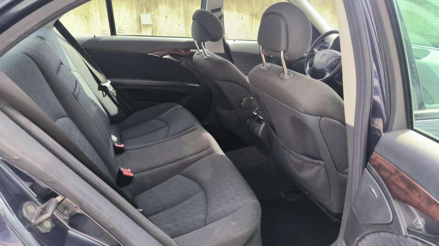 Zils Mercedes-Benz E 220 2002 Viļņa, ar dzinēja tilpumu 2.15 L un nobraukumu 299 tūkst. km par 1850 €, foto 9 vietnē AUTOMOTO.COM.LV