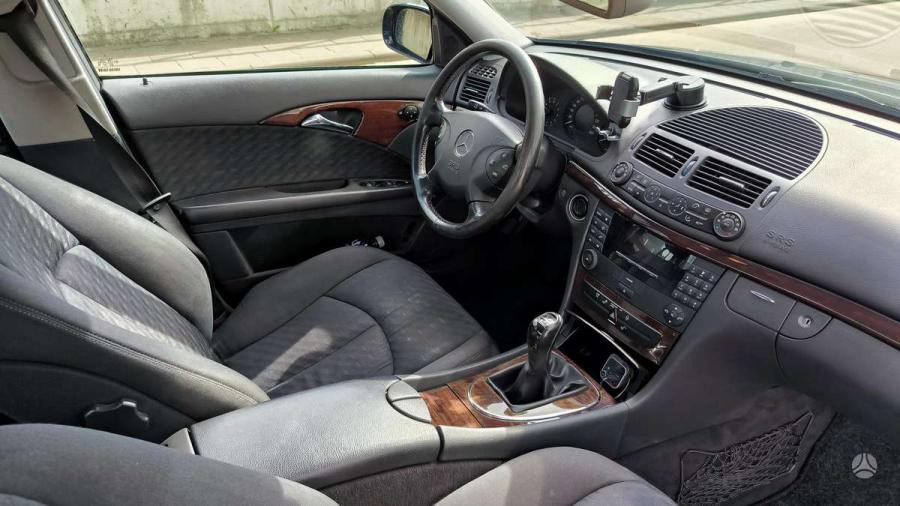 Zils Mercedes-Benz E 220 2002 Viļņa, ar dzinēja tilpumu 2.15 L un nobraukumu 299 tūkst. km par 1850 €, foto 11 vietnē AUTOMOTO.COM.LV