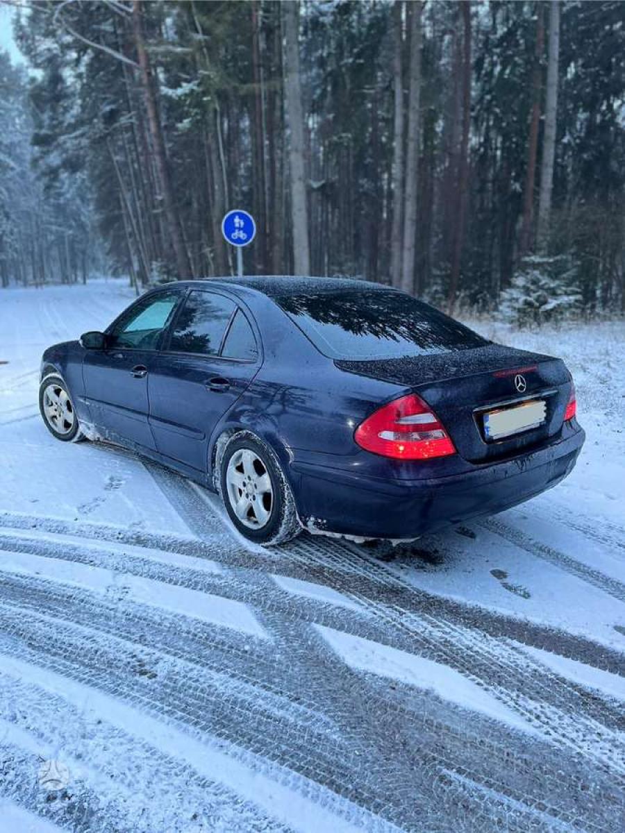Blue Mercedes-Benz E 220 2003 in Pasvalys, with an engine capacity of 2.20 L and mileage of 268 thousand km for 2400 €, photo 1 on AUTOMOTO.COM.LV