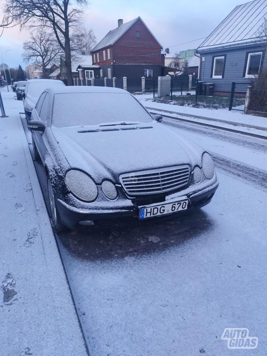 Blue Mercedes-Benz E 220 2003 in Jurbarkas, with an engine capacity of 2.10 L and mileage of 410 thousand km for 800 €, photo 2 on AUTOMOTO.COM.LV
