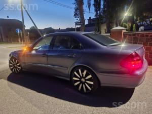 Zils Mercedes-Benz E 220 2003 Daugavpils, ar dzinēja tilpumu 2.20 L un nobraukumu 334 tūkst. km par 2400 €, foto  vietnē AUTOMOTO.COM.LV