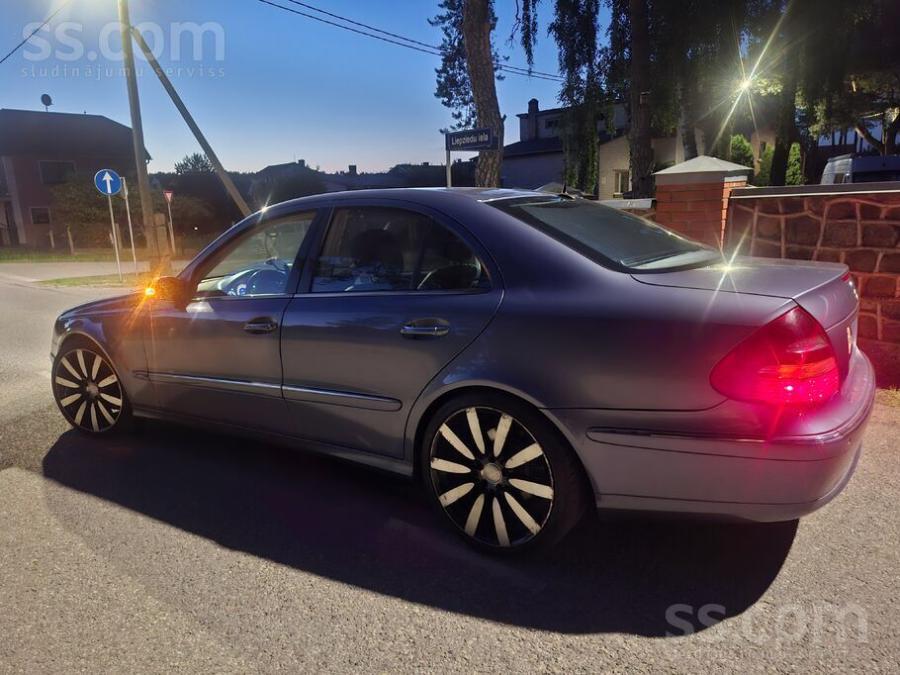 Zils Mercedes-Benz E 220 2003 Daugavpils, ar dzinēja tilpumu 2.20 L un nobraukumu 334 tūkst. km par 2400 €, foto 1 vietnē AUTOMOTO.COM.LV