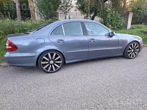 Zils Mercedes-Benz E 220 2003 Daugavpils, ar dzinēja tilpumu 2.20 L un nobraukumu 334 tūkst. km par 2400 €, foto 4 vietnē AUTOMOTO.COM.LV