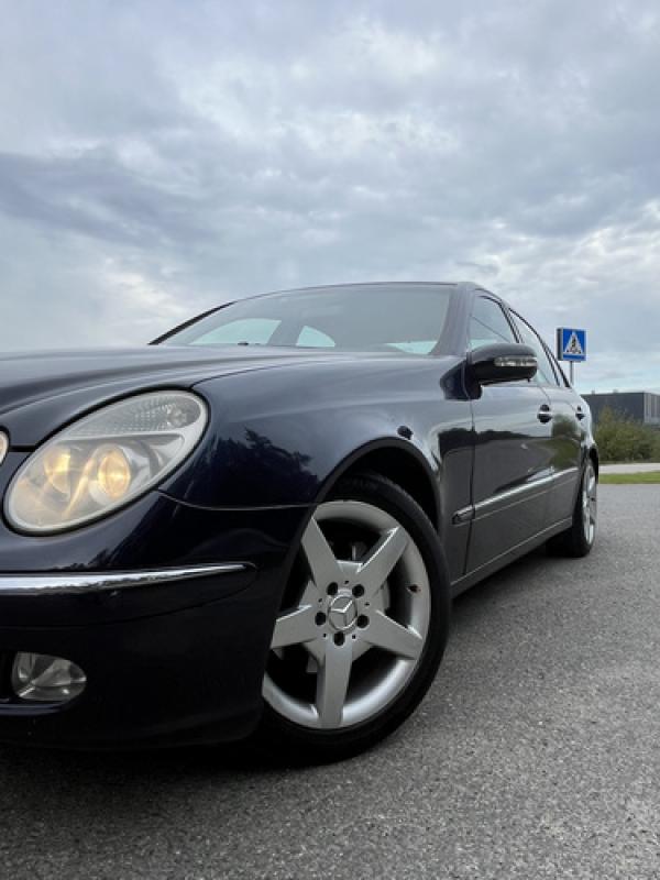 Mercedes-Benz E 220 2003 in Tallinn on AUTOMOTO.COM.LV Blue Mercedes-Benz E 220 2003 in Tallinn, with an engine capacity of 2.20 L and mileage of 282 thousand km for 3990 €, photo 6 on AUTOMOTO.COM.LV